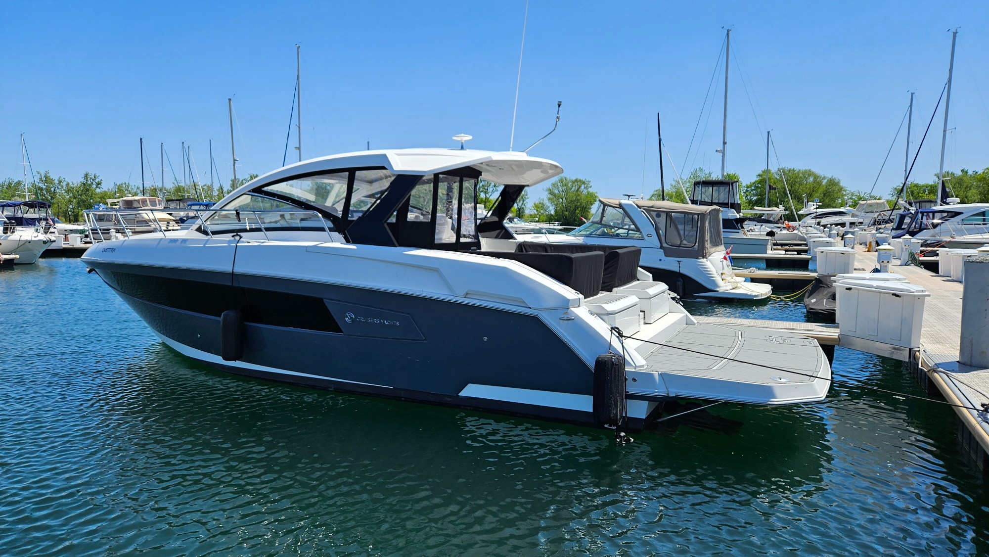 2017 Cruisers Yachts 390 Express Coupe Used Express Cruiser Boat for ...