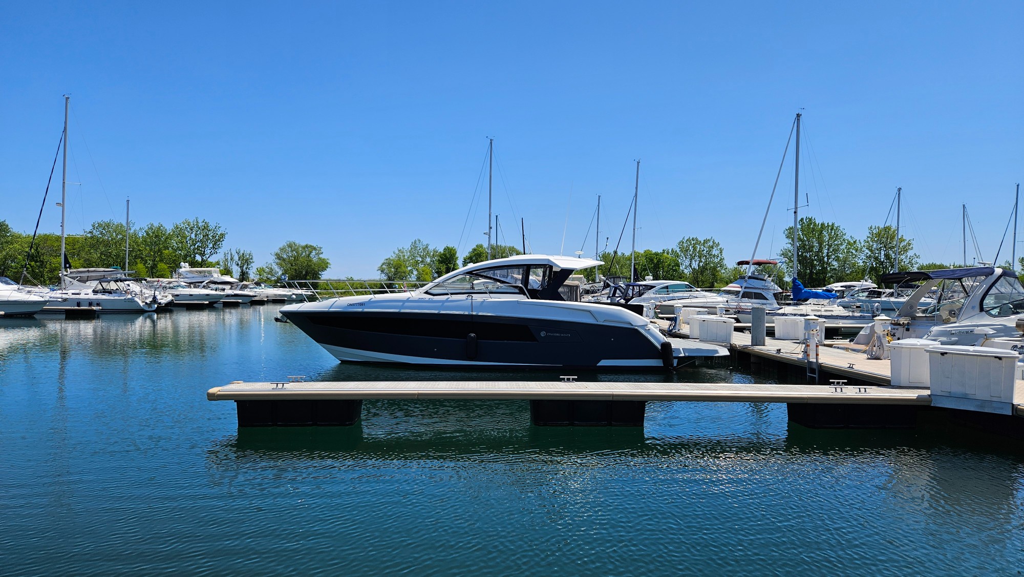 2017 Cruisers Yachts 390 Express Coupe Used Express Cruiser Boat for ...