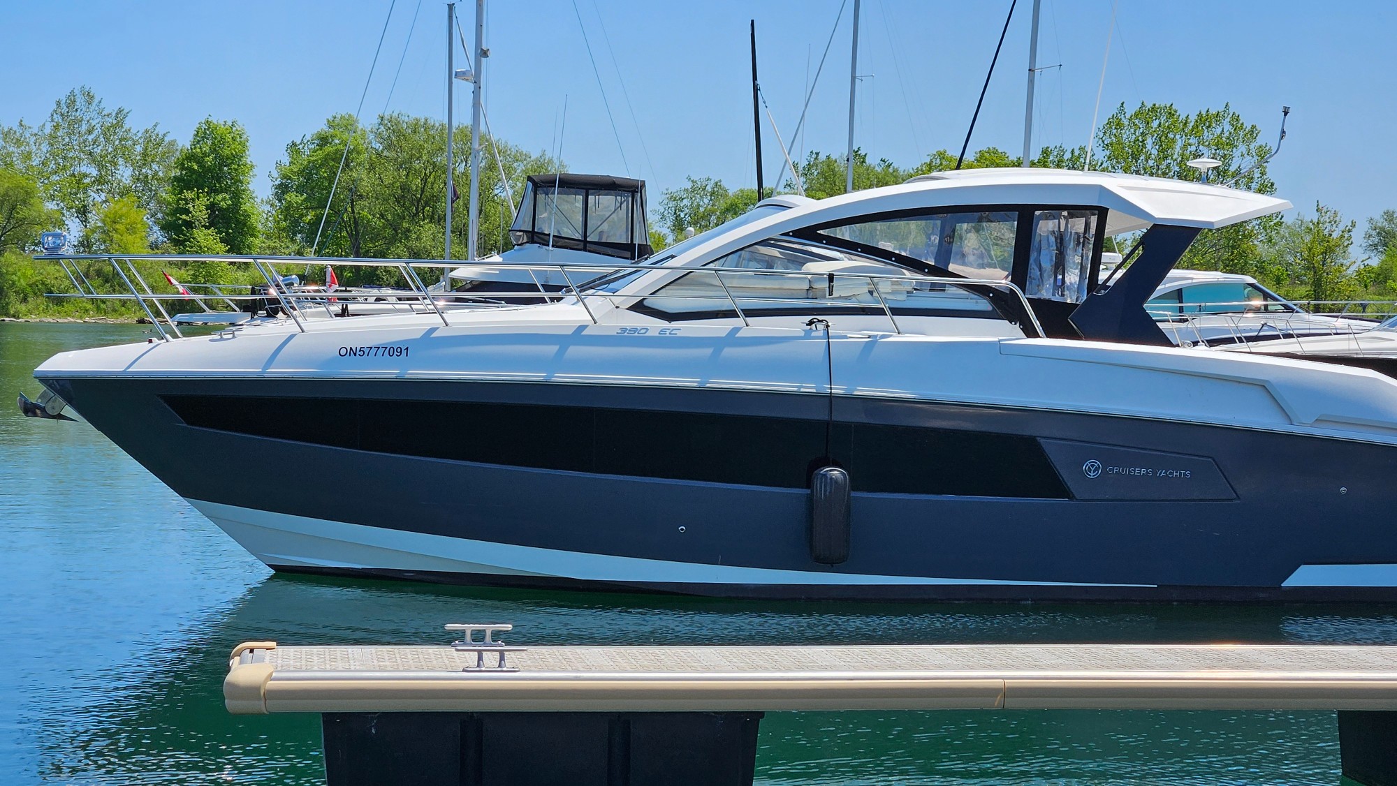 2017 Cruisers Yachts 390 Express Coupe Used Express Cruiser Boat for ...