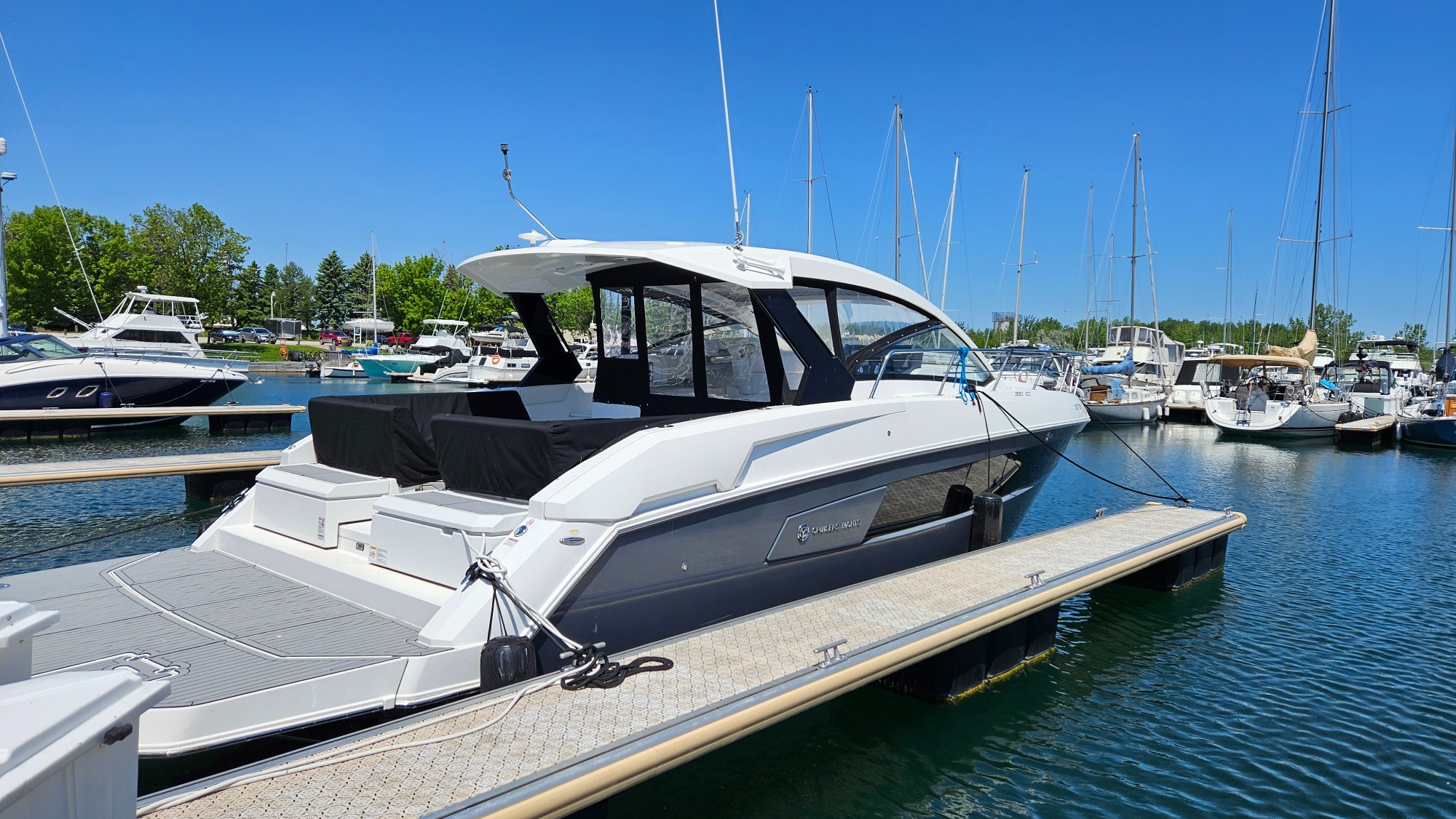 2017 Cruisers Yachts 390 Express Coupe Used Express Cruiser Boat for ...