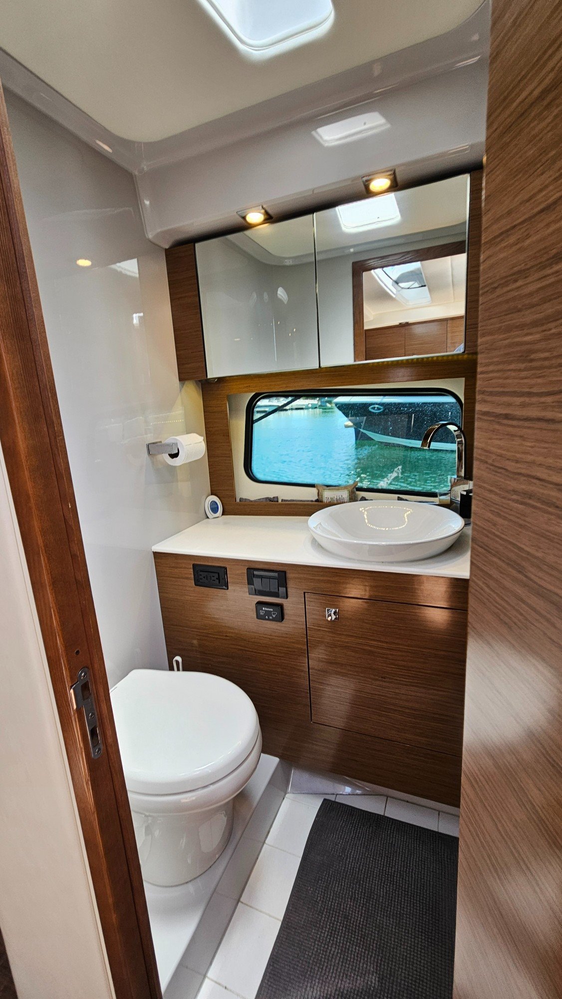 2017 Cruisers Yachts 390 Express Coupe Used Express Cruiser Boat for ...
